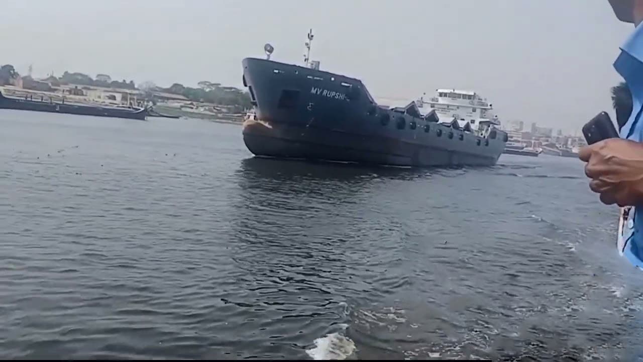 Carguero arrastra pequeña embarcación con 50 pasajeros en Bangladesh